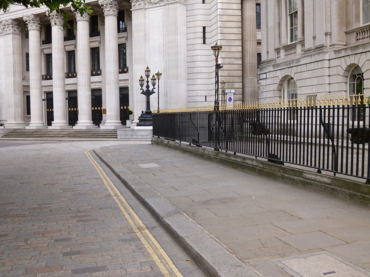 London Filming Locations: Skyfall (2012) | Tokyo Fox (東京狐)