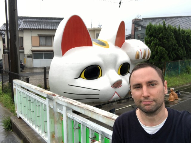 A Giant Maneki-Neko Watches Over This Japanese City | Tokyo Fox (東京狐)
