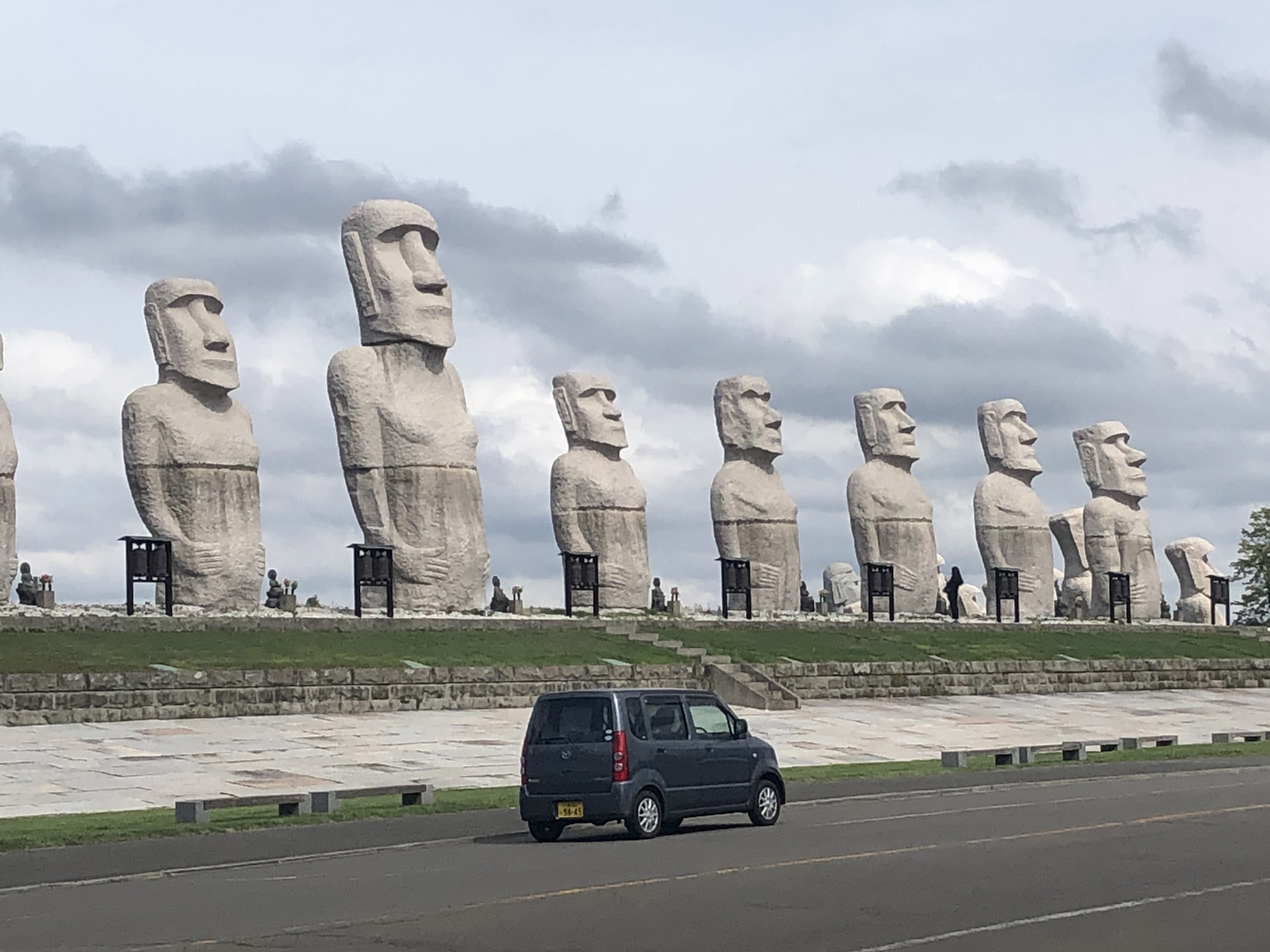 Life-Size Moai Statues In Japan! Who Knew!! | Tokyo Fox (東京狐)