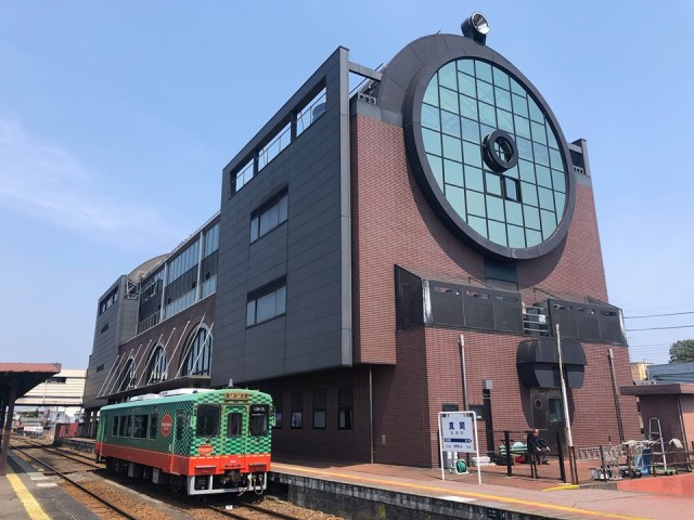The Japanese Railway Station That Looks Like A Train! | Tokyo Fox (東京狐)